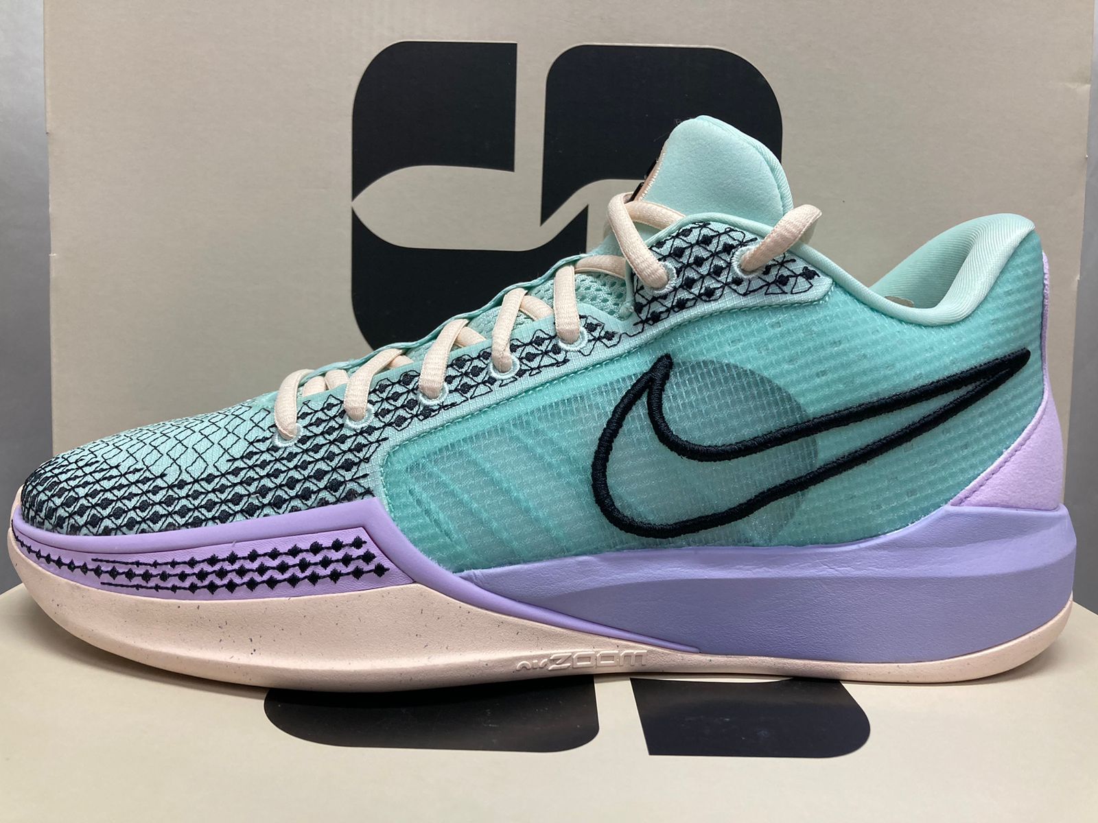 Nike 'Wmns Sabrina 1 'Dedication' – La Casa del Basquet